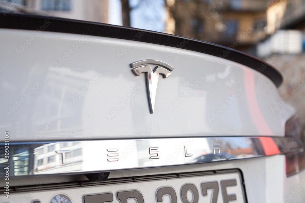 Foto FUERTH / GERMANY - MARCH 4, 2018: Tesla logo on a Tesla car Tesla ...