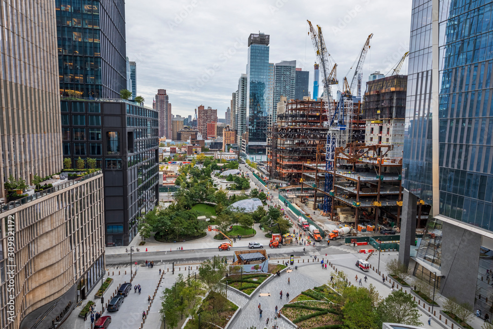 Construction workers work on building a new skyscraper at Hudson Yard ...