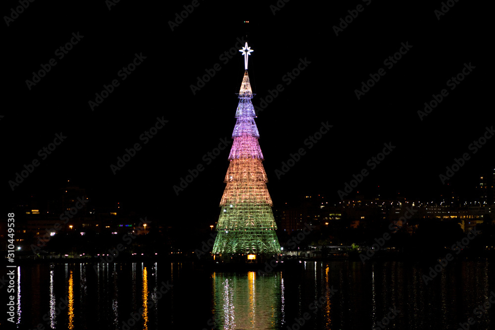 Stock-Foto „Floating Christmas tree on the city lake of Rio de Janeiro ...