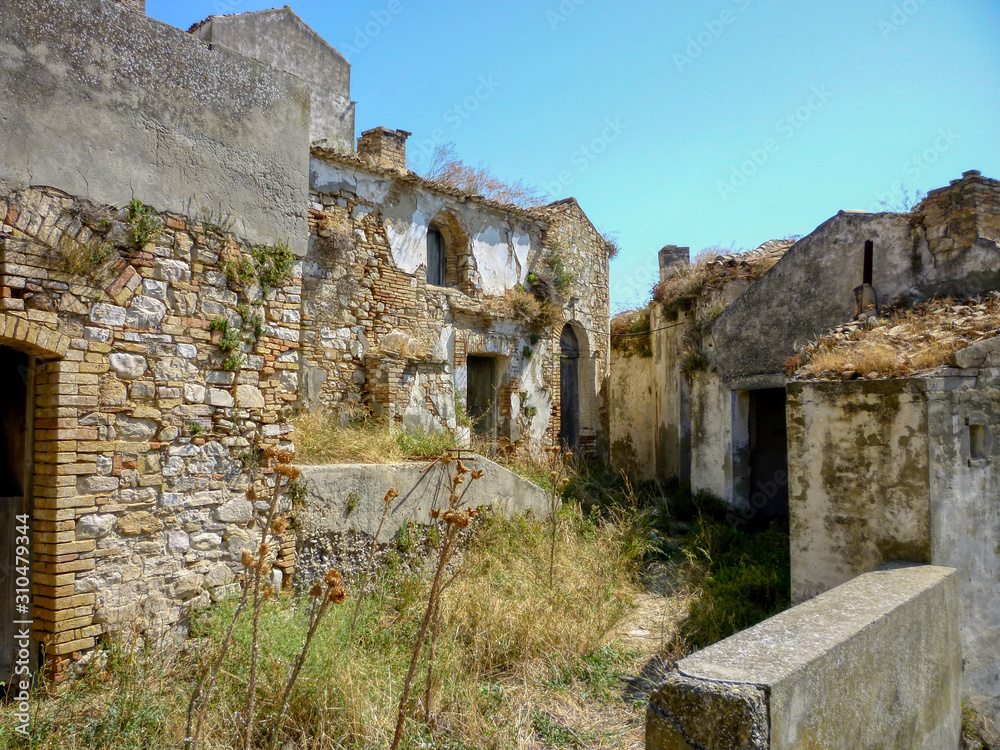 Foto Craco, a ghost town in the province of Matera, in the southern ...