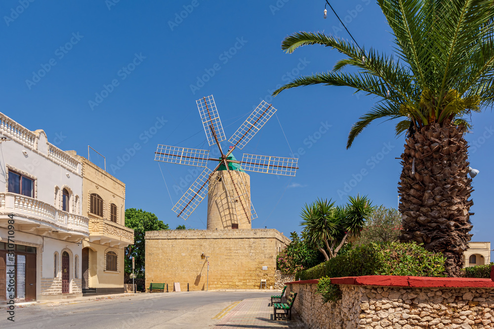 Fotografie Ta' Kola Windmill and the palm in Xaghra village, in Gozo ...
