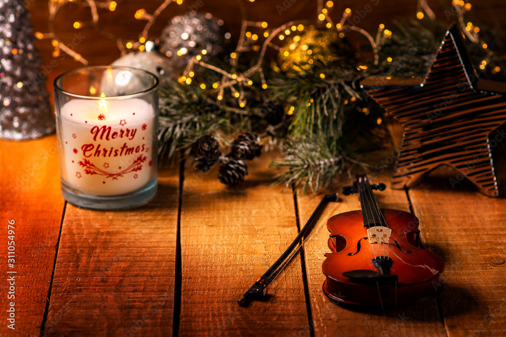 Exposition of violin and background with Christmas tree with light and ...
