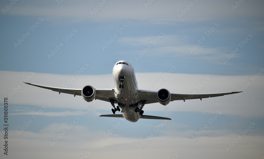 avion volando Stock Photo | Adobe Stock