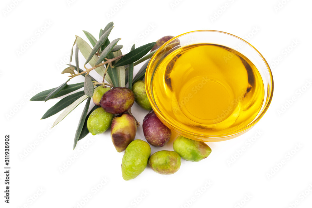 aceitunas naturales con hojas de olivo y vasija de aceite Stock Photo ...