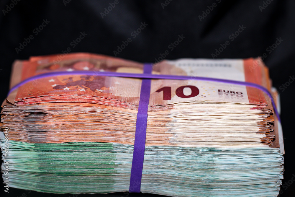 Viele Geldscheine auf einem Stapel, Euroscheine gebündelt Stock Photo ...