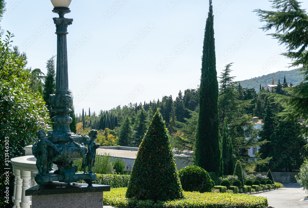 Photo Stock Picturesque example of topiary art with evergreens against ...