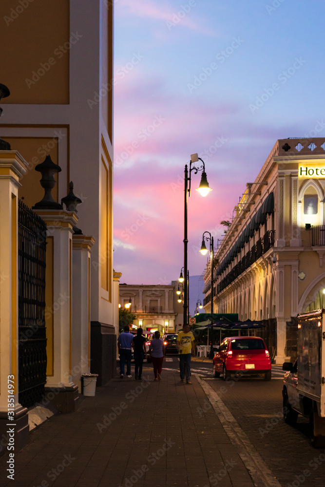 Foto de Stock Paisaje del centro de Colima con farolas, atardecer y ...