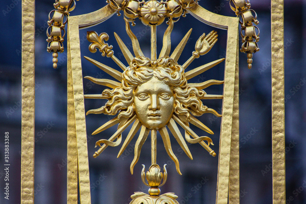 Versailles, France - Août 6, 2016 : Emblème du Roi Soleil sur une ...