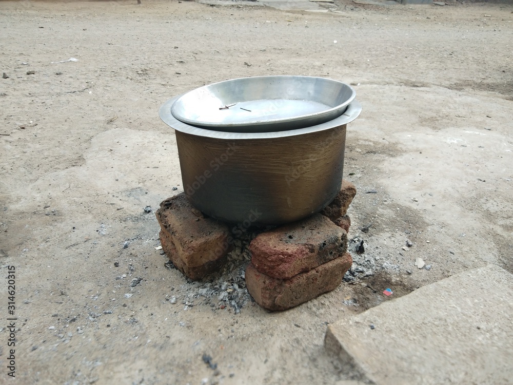Foto Traditional way of making food on open fire in old Indian kitchen ...