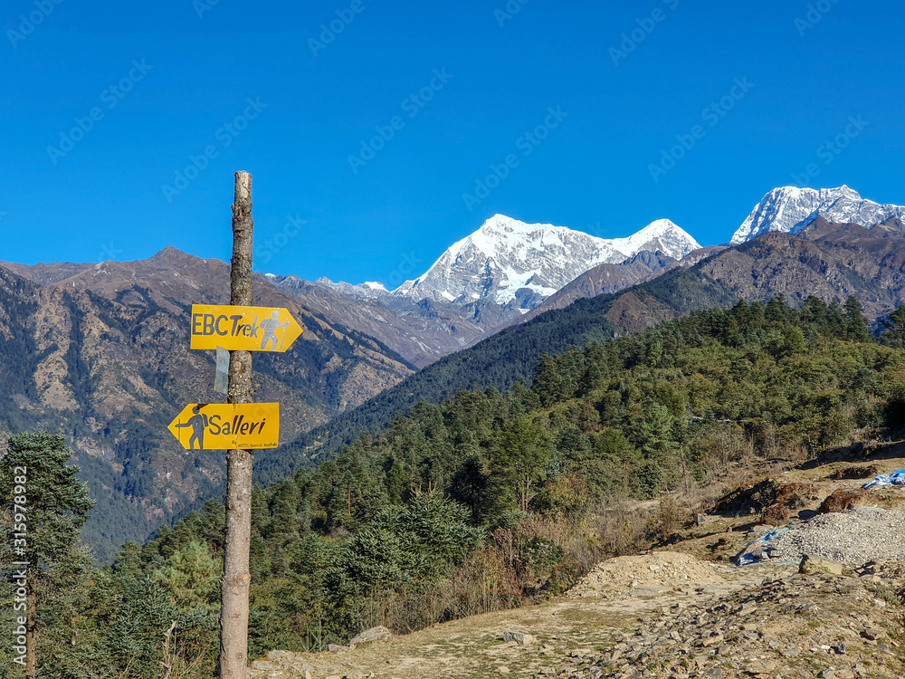 Photo Stock A trekking sign at the top of Taksindu La pass. Everest ...