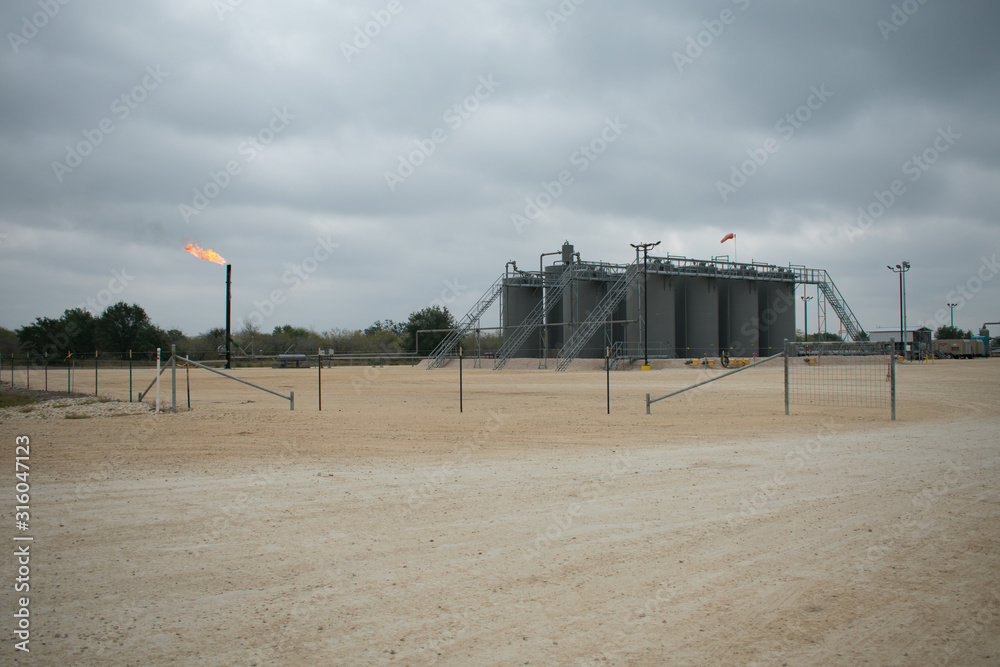 Energy industrial Oil pump oil rig producing oil to a downstream ...
