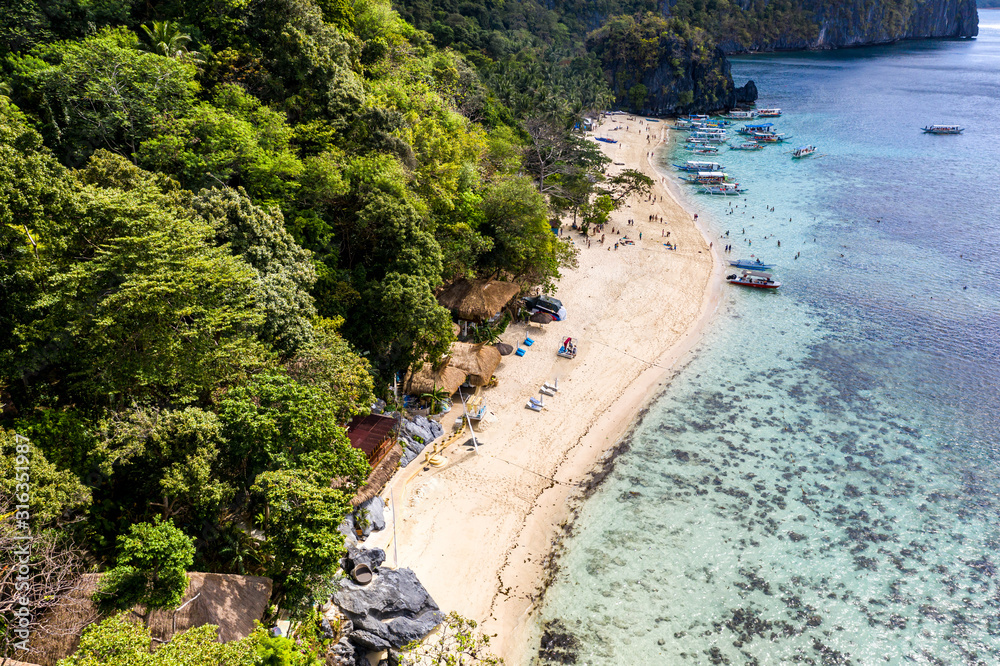 Foto de Stock Top view of beautiful turquoise beach, with white sand ...