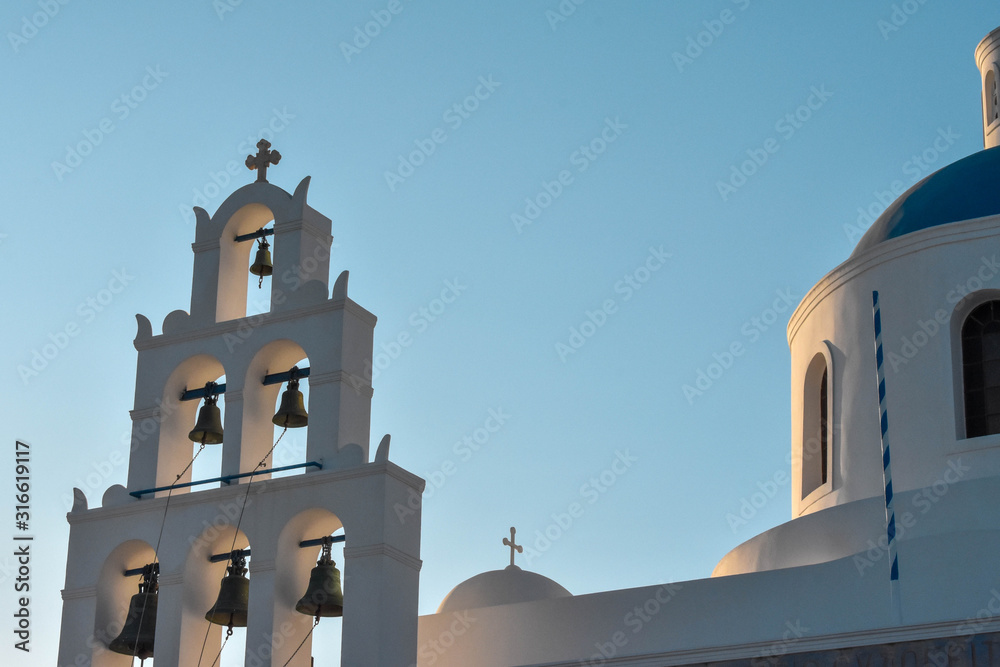 Foto de Stock La famosa iglesia de Panagia de Platsani, Oia, Santorini, Grecia. | Adobe Stock
