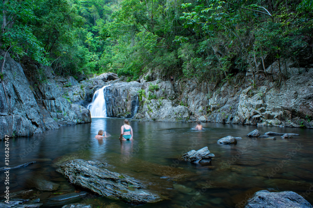 Stock-Foto „Crystal Cascades Waterfall in Redlynch Valley Barron Gorge ...