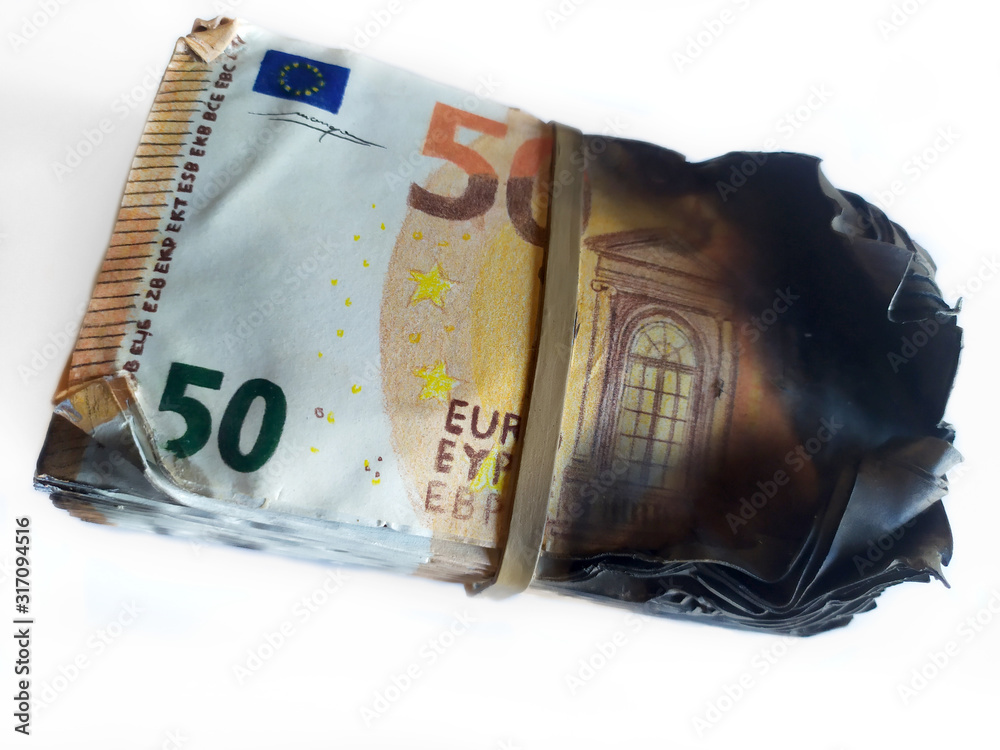Quemar dinero. Malgastar. Fajo de billetes quemados. billetes de euro ...