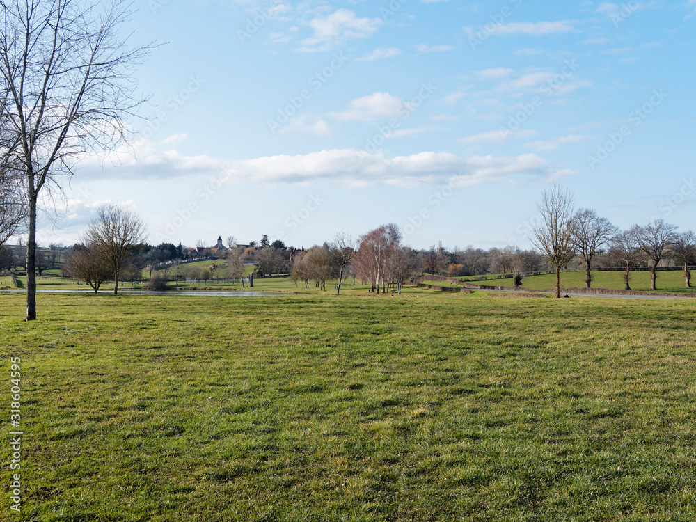 Paysage de prairie au gazon verdoyant autour du lac de Lapeyrouse dans ...