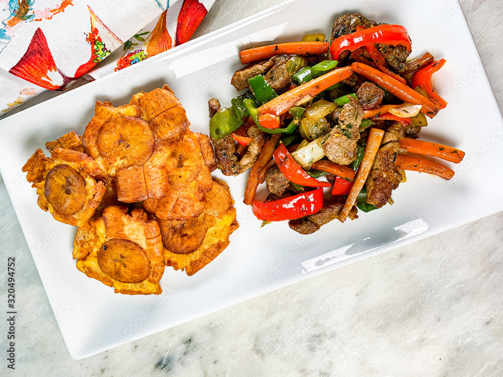 Zdjęcie bez tantiem: Chopped steak or Bistec Picao and patacones or ...