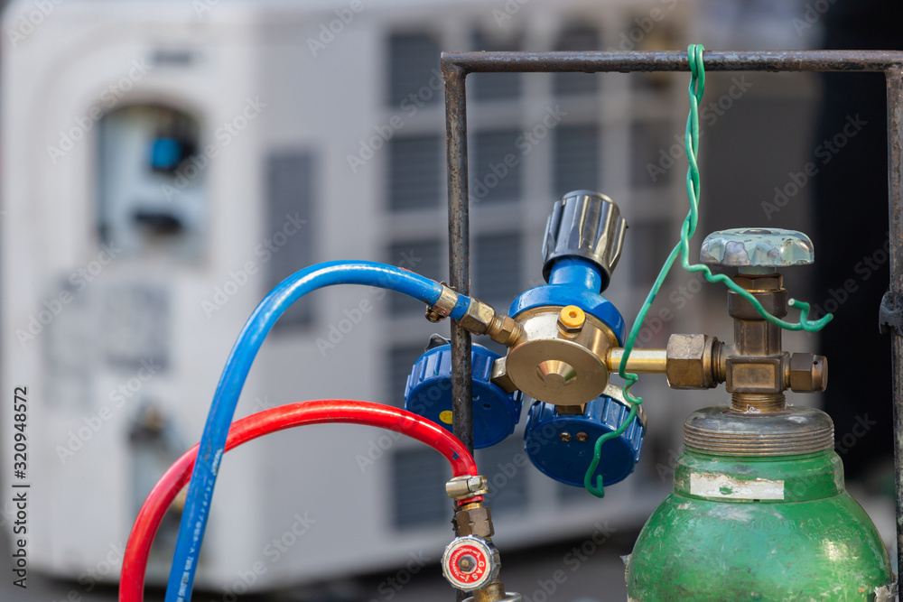 Stock-Foto „Pressure gauge on fuel gases and oxygen tank to weld or cut ...