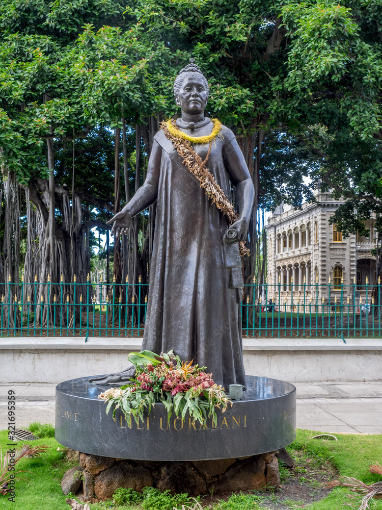 Queen Lili'uokalani Statue outside of the Hawaii State Capitol Building ...