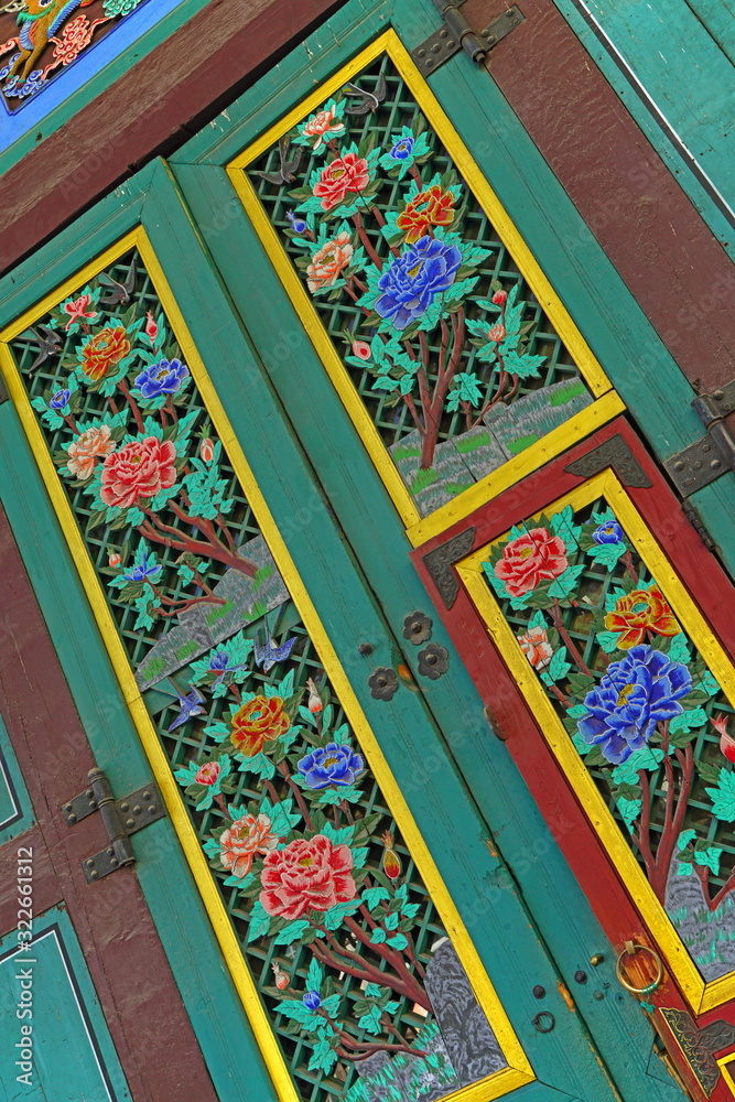 Korean traditional door design at Buddhist temple Seoul Korea Stock ...