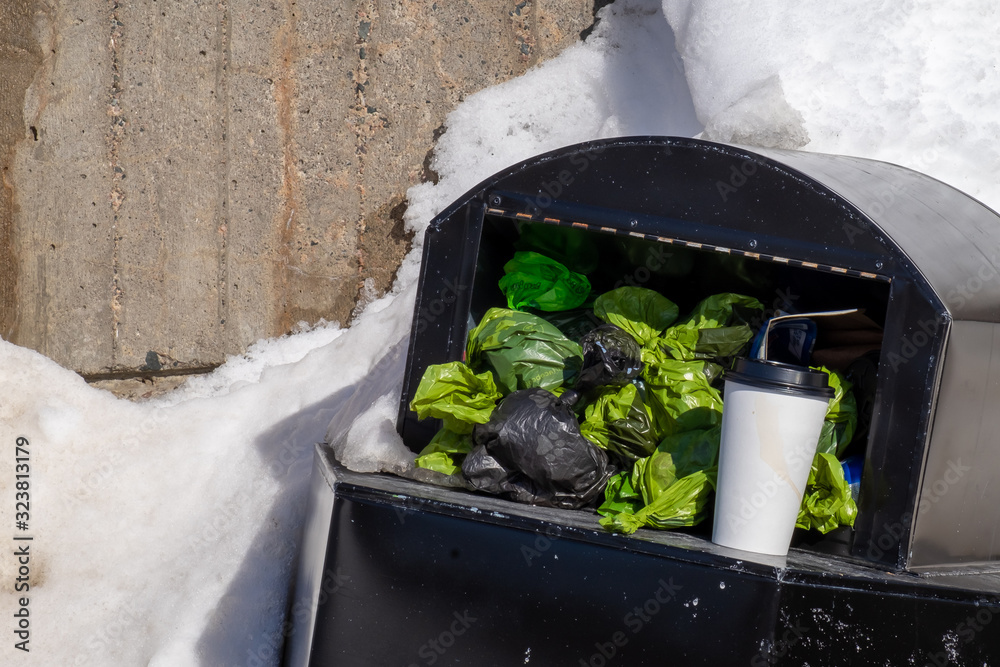 Foto St. John's, Newfoundland/Canada - February 2020: A garbage ...