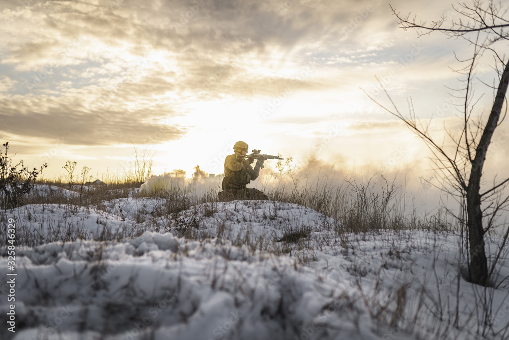 Foto de Stock Modern war soldier army Man in the winter multicam ...