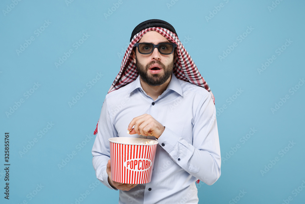 Shocked bearded young arabian muslim man in keffiyeh kafiya ring igal ...