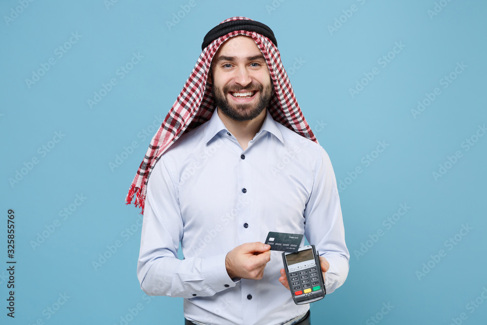 Smiling arabian muslim man in keffiyeh kafiya ring igal agal isolated ...