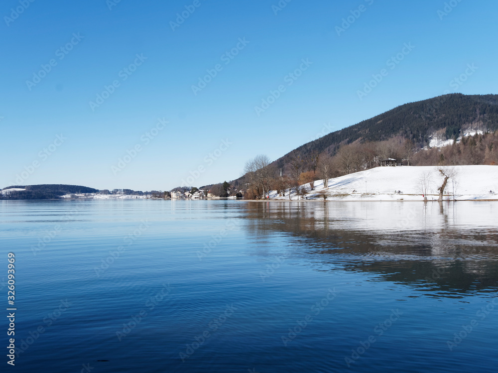 Paysage de Haute-Bavière. Les eaux lumineuses et calmes du lac de Tegernsee vu depuis Rottach ...
