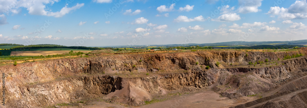 Foto de Stock View of basalt (brown rock) quarry with rock exploitation ...