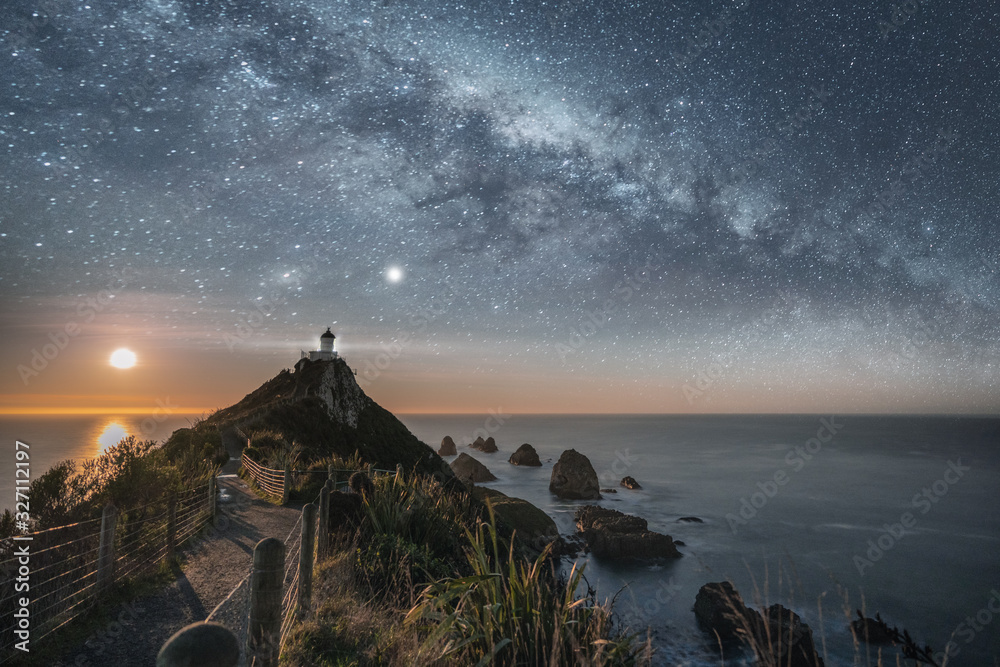 Stock-Foto „Milky way over Nugget point lighthouse, south island, New ...