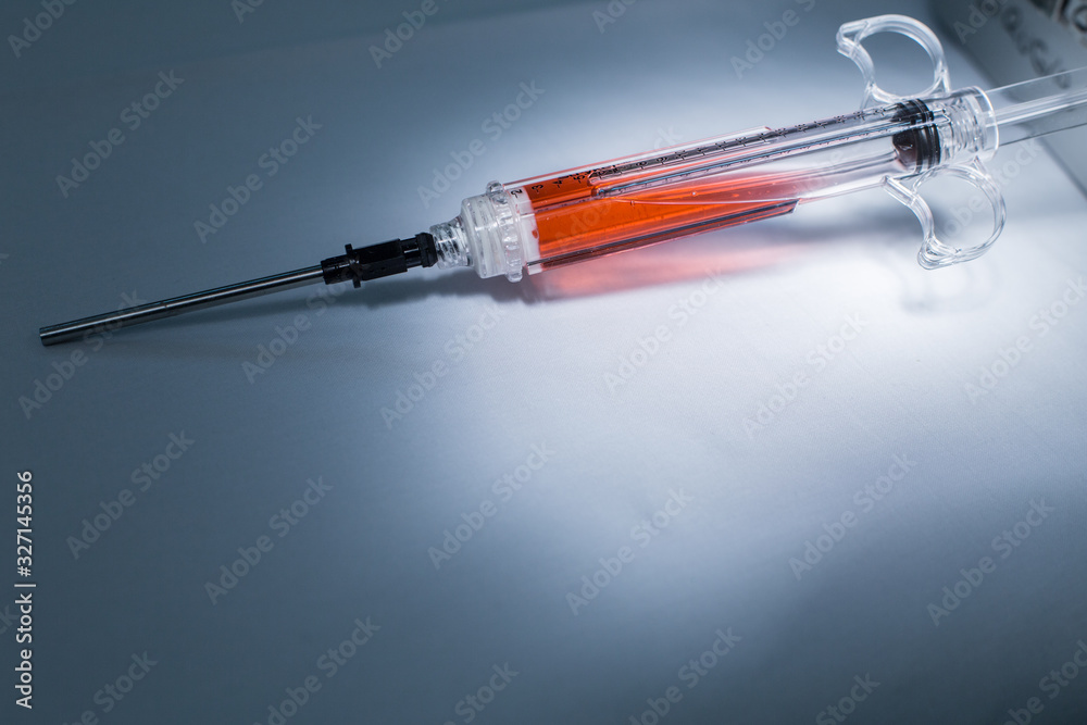 Photo Stock jeringa y aguja de infusión intramuscular e intravenosa ...
