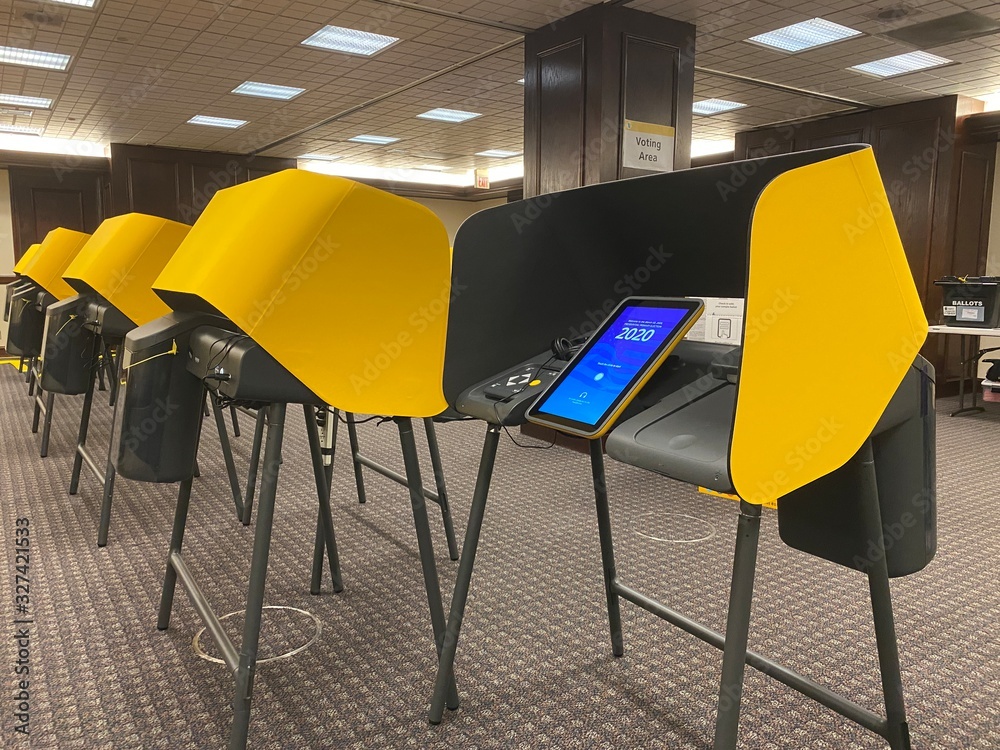 Foto LOS ANGELES, CA, MAR 2020: Voting Center with new, modern ...