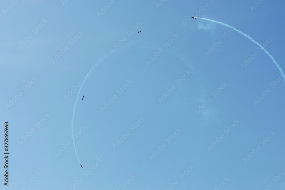 Planes flying upside down to perform a circle in the air, white smoke ...