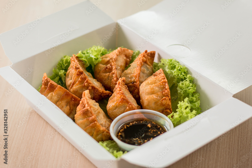 gyoza empanada comida deliciosa asiatica y lechuga desde arriba con ...