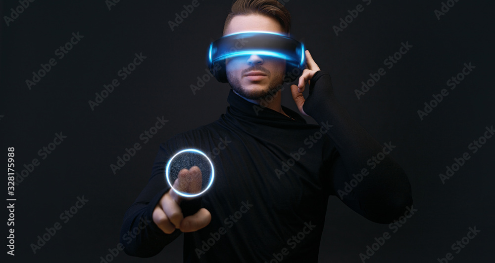 Foto Guy using VR helmet scrolling invisible screen while interacting ...