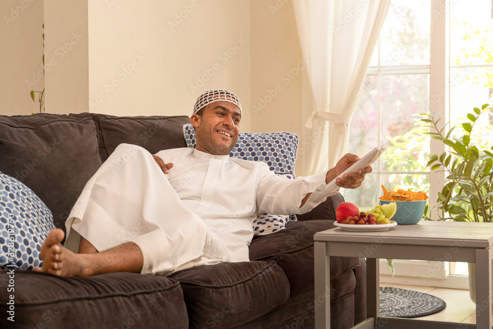Middle Eastern, Emarati, Saudi, Moroccan man wearing a traditional ...