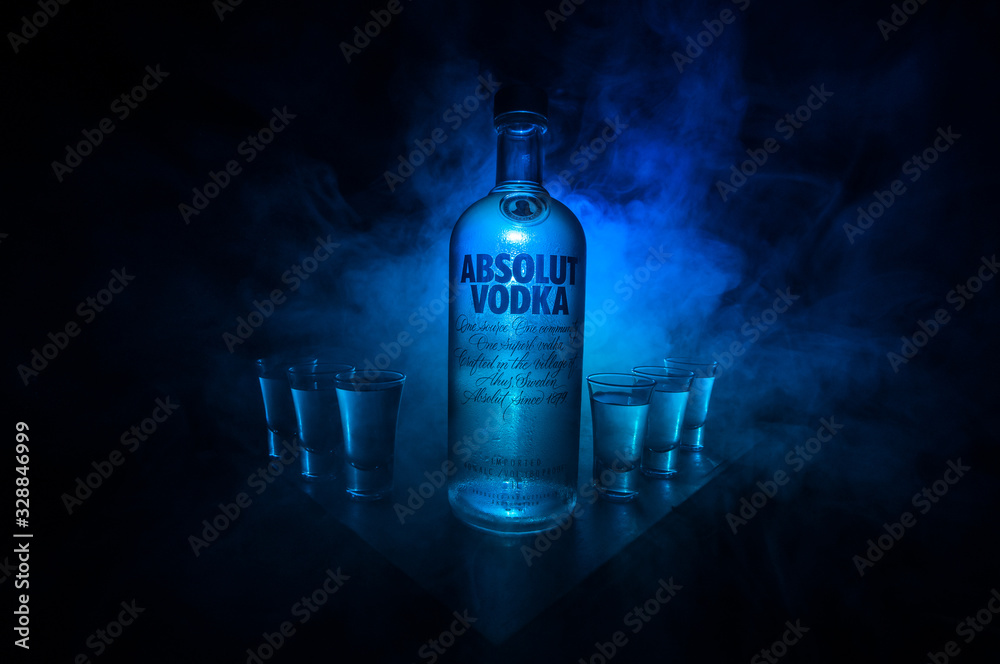 Foto BAKU, AZERBAIJAN - FEB 09, 2020: Absolut Vodka is a brand of vodka ...