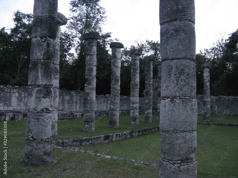 Foto de Stock antiguas columnas de piedra Azteca en Chichén Itzá ...