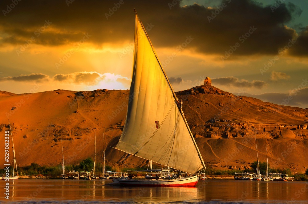 Une felouque naviguant sur le Nil en Egypte Stock Photo | Adobe Stock