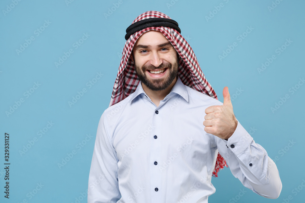 Smiling bearded young arabian muslim man in keffiyeh kafiya ring igal ...