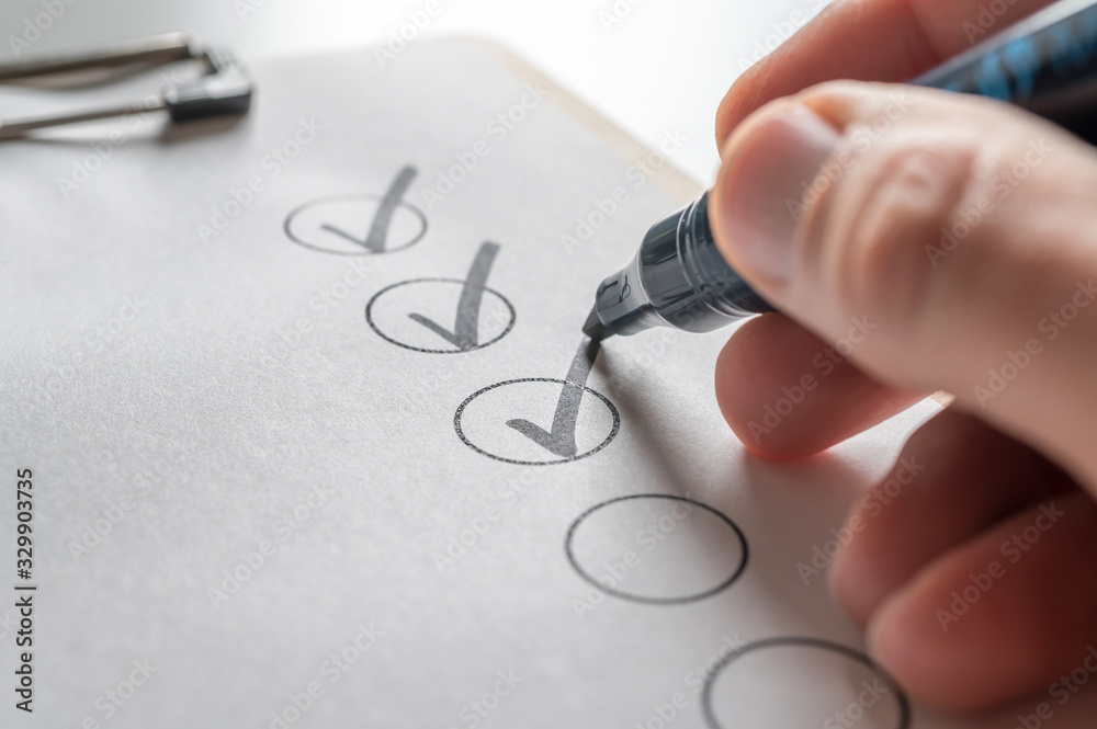 Abhaken einer To-Do-Liste mit schwarzem Stift Stock Photo | Adobe Stock