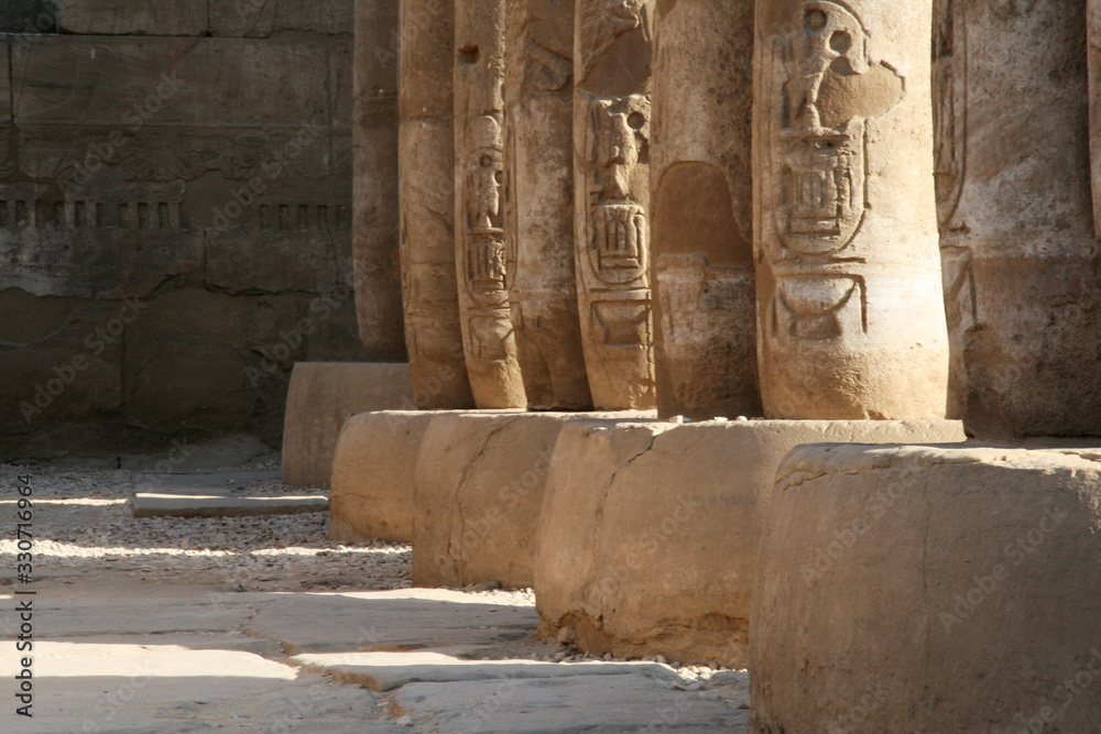 Ancient columns of the temple in "Abydos" at Luxor in Egypt 素材庫相片 ...