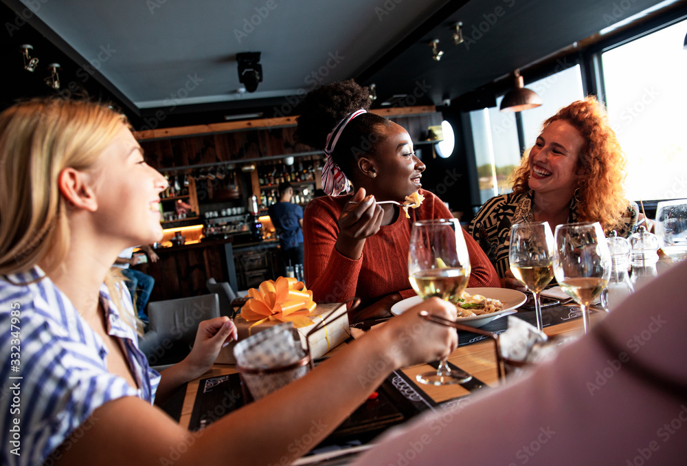 Foto de Stock Group of young female friends having fun in restaurant ...