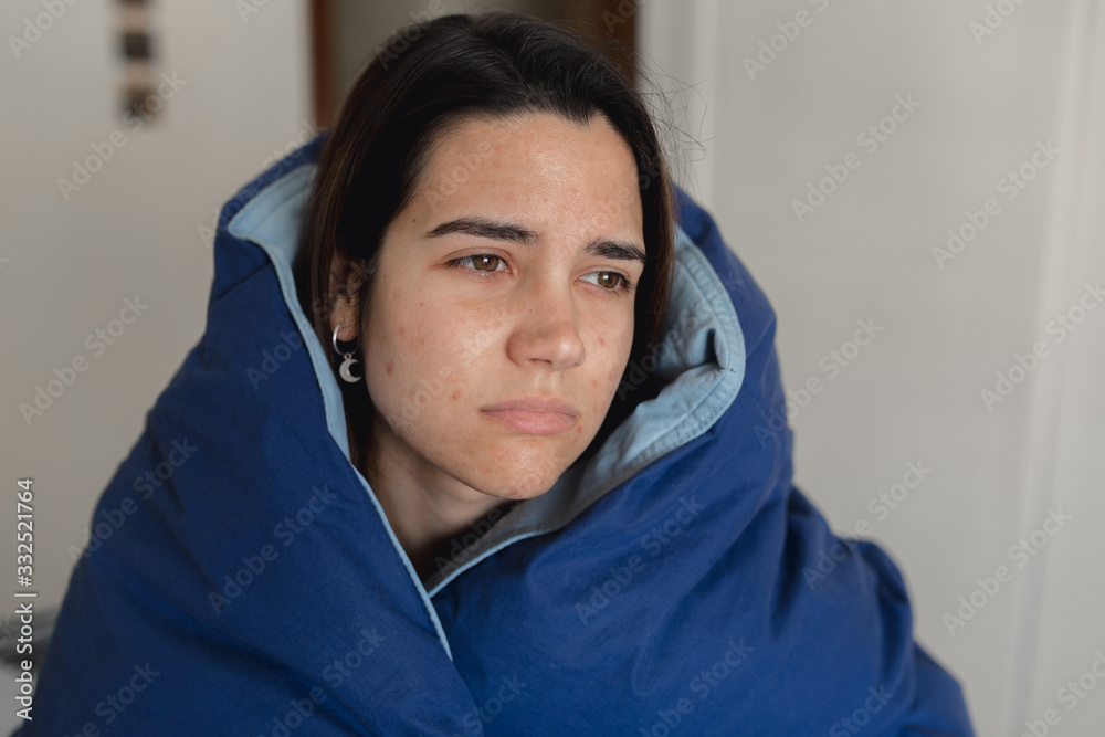Foto de Stock Young ill woman infected by the coronavirus staying at ...