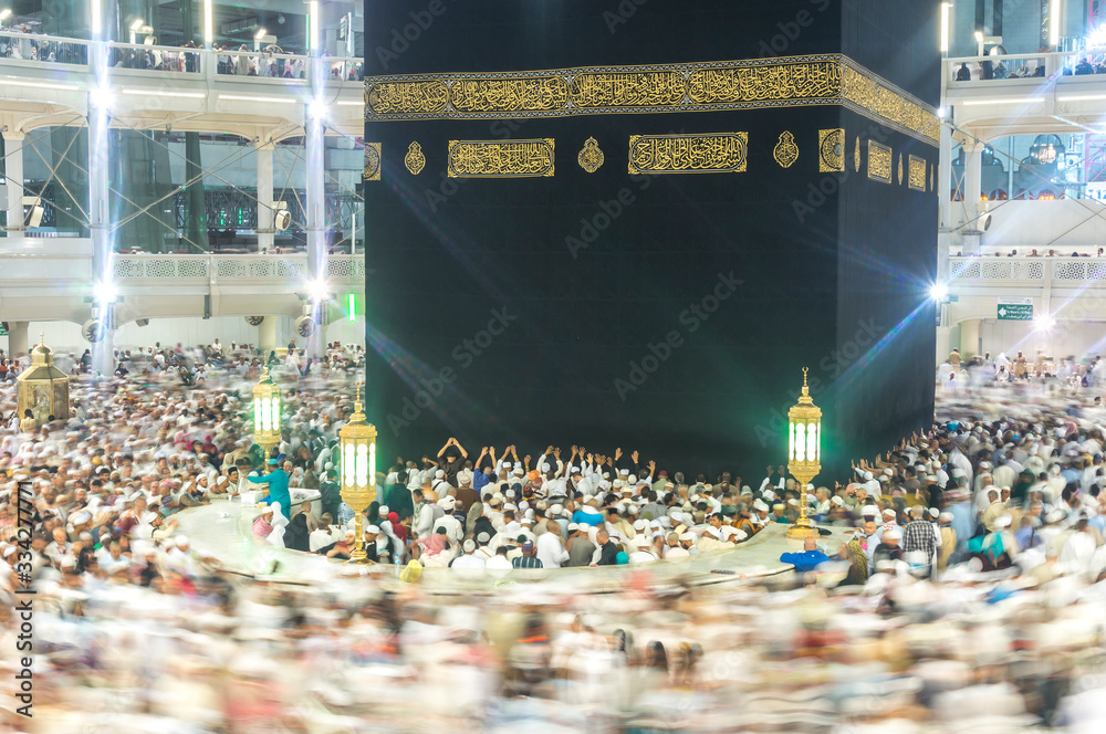 Foto MECCA - MAR 11 : Muslims pray inside Hijr Ismail of Kaaba at ...