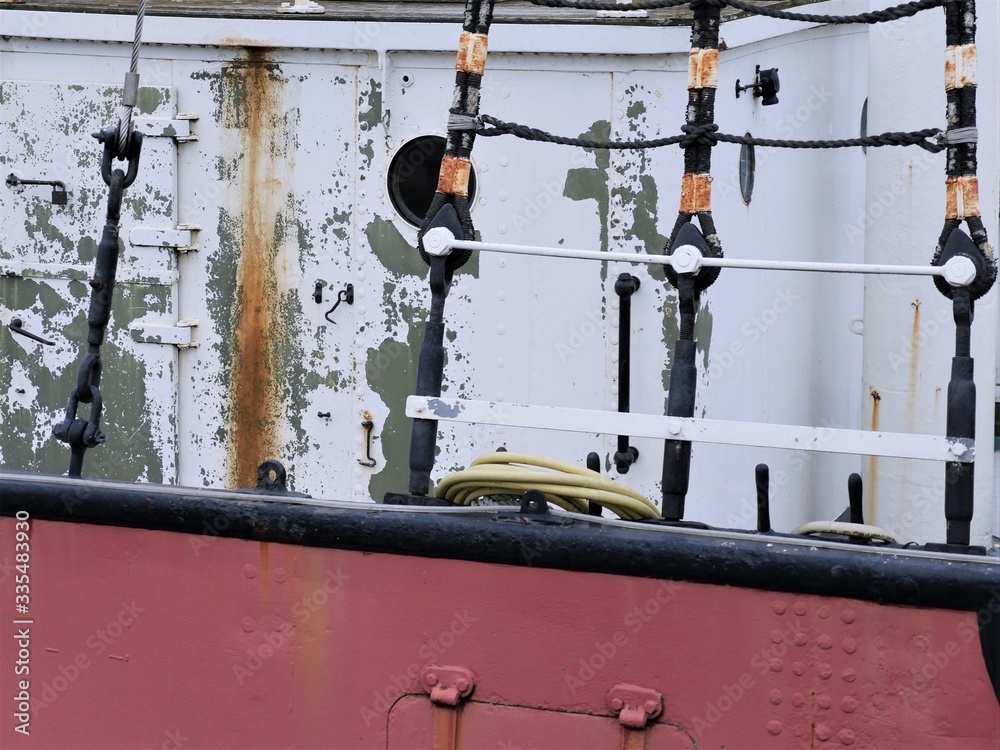 Foto stock di Partial view of a red side wall and white deck ...