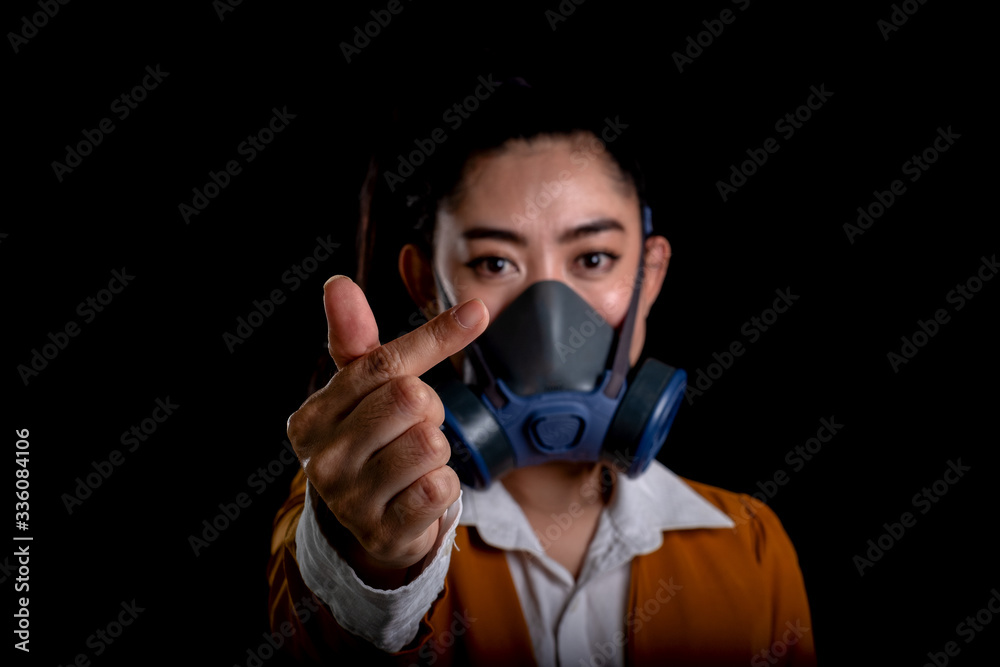 Foto de Stock Asia woman putting on Half Mask replaceable particulate filter respirator to ...