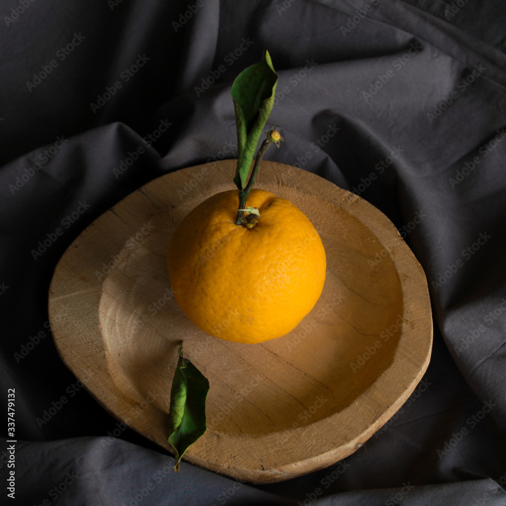 Imagen bodegón de una naranja con hojas con estilo rústico Stock Photo ...