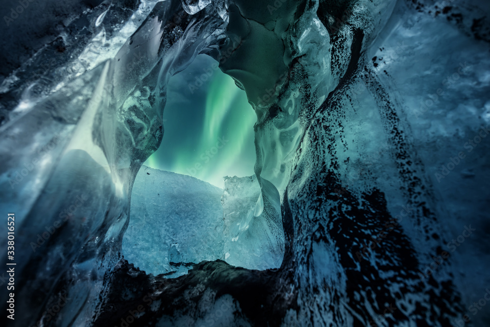 Foto de Stock Northern lights aurora borealis over glacier ice caves in ...